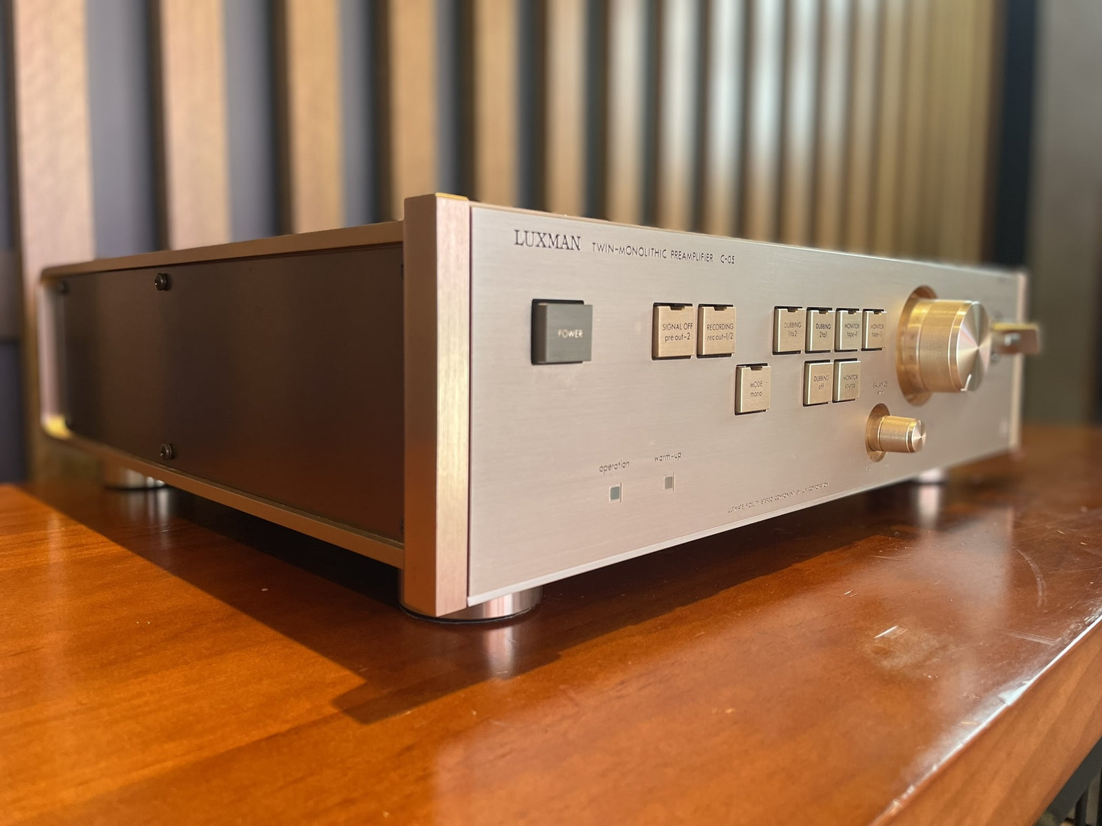 Luxman C-05 Preamplifier and M-05 Stereo Power Amplifier Combo - Consi
